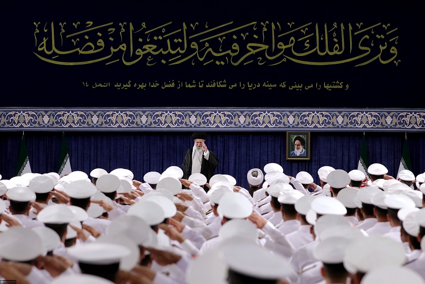 آخرین خبر عکس معنی آیه نصب شده در دیدار رهبر انقلاب با کارکنان
