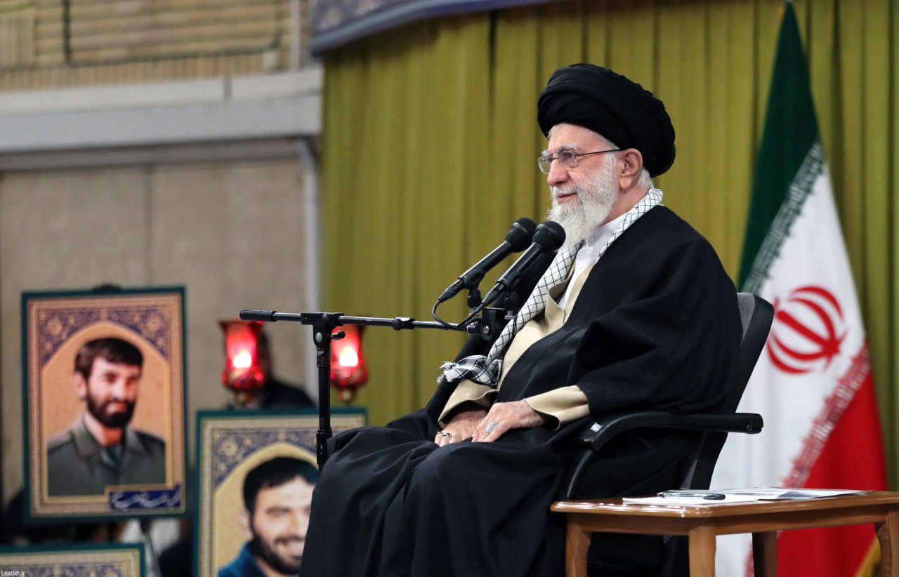 آخرین خبر عکس دیدار دست‌اندرکاران کنگره ۲۴ هزار شهید تهران با رهبر