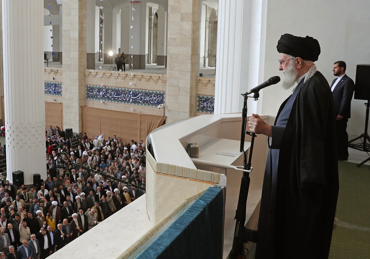آخرین خبر عکس تصاویری از رهبر انقلاب هنگام ایراد خطبه‌های نماز عید فطر